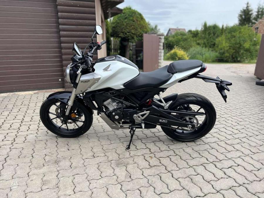 White Honda CB 2019 in Prienai, with an engine capacity of 0.13 L and mileage of 15 thousand km for 3050 €, photo 6 on AUTOMOTO.COM.LV