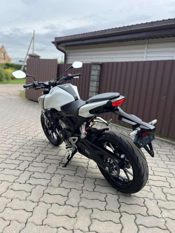 White Honda CB 2019 in Prienai, with an engine capacity of 0.13 L and mileage of 15 thousand km for 3050 €, photo 6 on AUTOMOTO.COM.LV