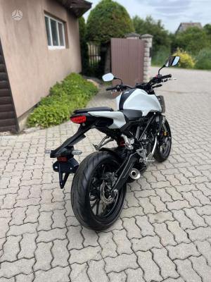 White Honda CB 2019 in Prienai, with an engine capacity of 0.13 L and mileage of 15 thousand km for 3050 €, photo 8 on AUTOMOTO.COM.LV