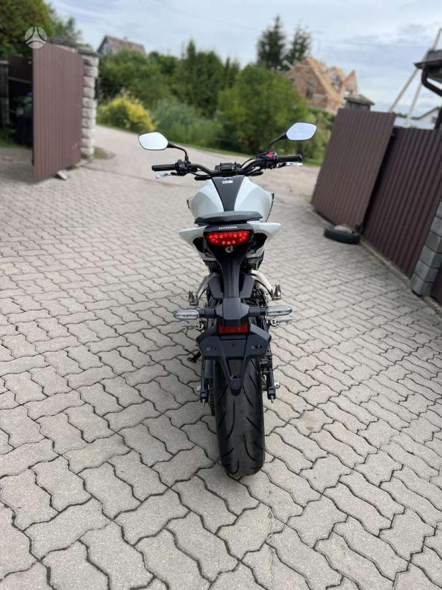 White Honda CB 2019 in Prienai, with an engine capacity of 0.13 L and mileage of 15 thousand km for 3050 €, photo 9 on AUTOMOTO.COM.LV
