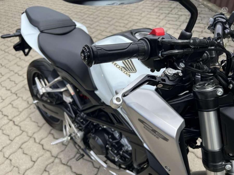 White Honda CB 2019 in Prienai, with an engine capacity of 0.13 L and mileage of 15 thousand km for 3050 €, photo 10 on AUTOMOTO.COM.LV