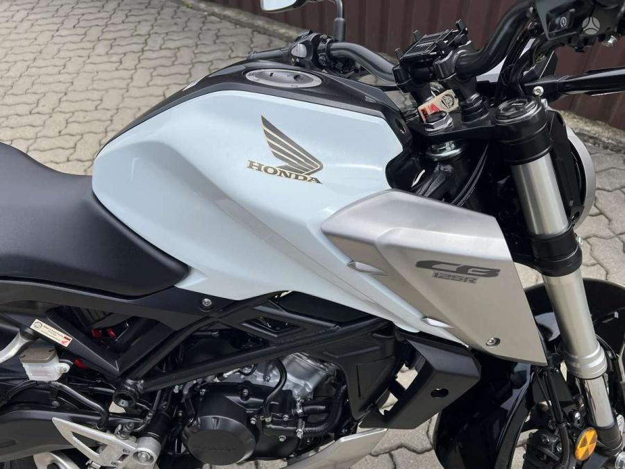 White Honda CB 2019 in Prienai, with an engine capacity of 0.13 L and mileage of 15 thousand km for 3050 €, photo 11 on AUTOMOTO.COM.LV