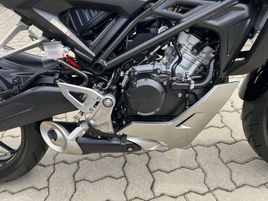 White Honda CB 2019 in Prienai, with an engine capacity of 0.13 L and mileage of 15 thousand km for 3050 €, photo 13 on AUTOMOTO.COM.LV