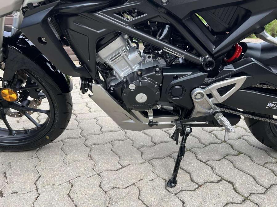 White Honda CB 2019 in Prienai, with an engine capacity of 0.13 L and mileage of 15 thousand km for 3050 €, photo 16 on AUTOMOTO.COM.LV