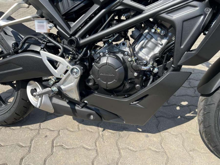 White Honda CB 2025 in Prienai, with an engine capacity of 0.13 L and mileage of 0 thousand km for 3850 €, photo 9 on AUTOMOTO.COM.LV
