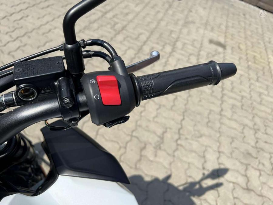 White Honda CB 2025 in Prienai, with an engine capacity of 0.13 L and mileage of 0 thousand km for 3850 €, photo 18 on AUTOMOTO.COM.LV