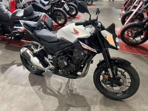 White Honda CB 2026 in Vilnius, with an engine capacity of 0.50 L and mileage of 0 thousand km for 7450 €, photo 4 on AUTOMOTO.COM.LV