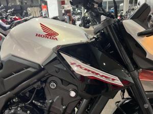 White Honda CB 2026 in Vilnius, with an engine capacity of 0.50 L and mileage of 0 thousand km for 7450 €, photo 6 on AUTOMOTO.COM.LV