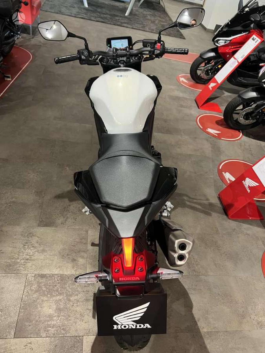 White Honda CB 2026 in Vilnius, with an engine capacity of 0.50 L and mileage of 0 thousand km for 7450 €, photo 8 on AUTOMOTO.COM.LV