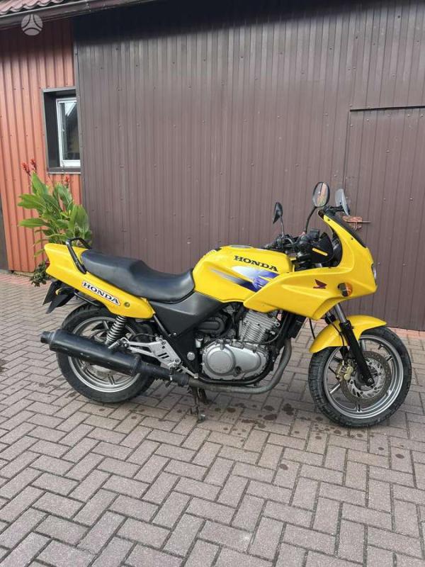 Хонда CB 1998 в Скуодас на AUTOMOTO.COM.LV Желтый Хонда CB 1998 в Скуодас, объемом двигателя 0.50 л и пробегом 33 тыс. км за 950 €, фото 4 на AUTOMOTO.COM.LV