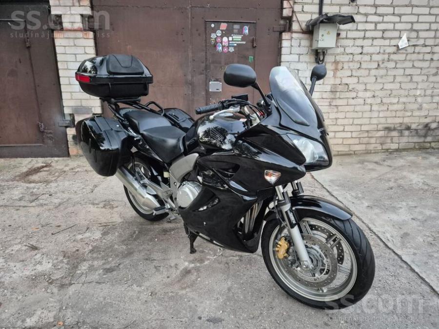 Honda CBF 1000 2009 in Daugavpils, with an engine capacity of 1.00 L and mileage of 0 thousand km for 4150 €, photo 1 on AUTOMOTO.COM.LV