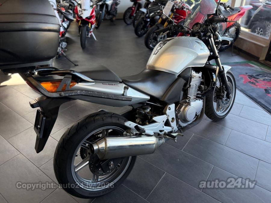 Pelēks Honda CBF 500 2004 Tallina, ar dzinēja tilpumu 0.50 L un nobraukumu 23 tūkst. km par 2790 €, foto 4 vietnē AUTOMOTO.COM.LV