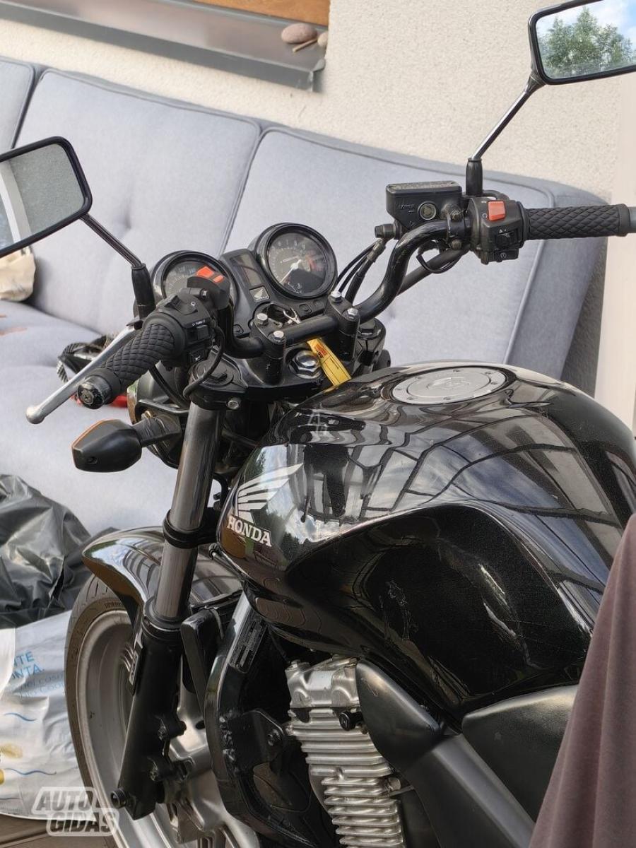 Melns Honda CBF 2006 Rietavas, ar dzinēja tilpumu 0.50 L un nobraukumu 98 tūkst. km par 1350 €, foto 4 vietnē AUTOMOTO.COM.LV