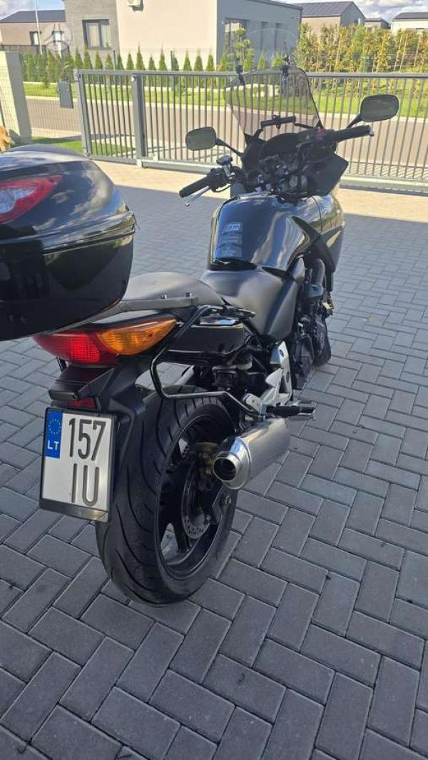 Melns Honda CBF 2006 Kauņa, ar dzinēja tilpumu 0.60 L un nobraukumu 59 tūkst. km par 2200 €, foto 6 vietnē AUTOMOTO.COM.LV
