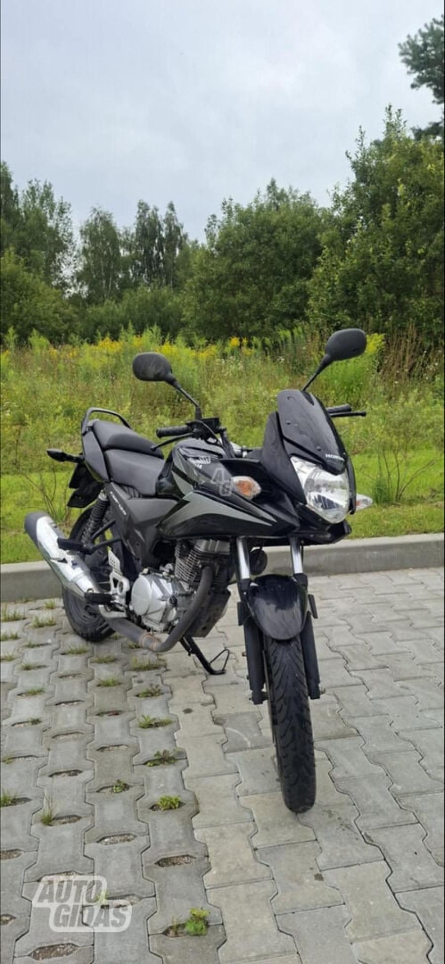 Melns Honda CBF 2010 Viļņa, ar dzinēja tilpumu 0.13 L un nobraukumu 22 tūkst. km par 1100 €, foto 2 vietnē AUTOMOTO.COM.LV