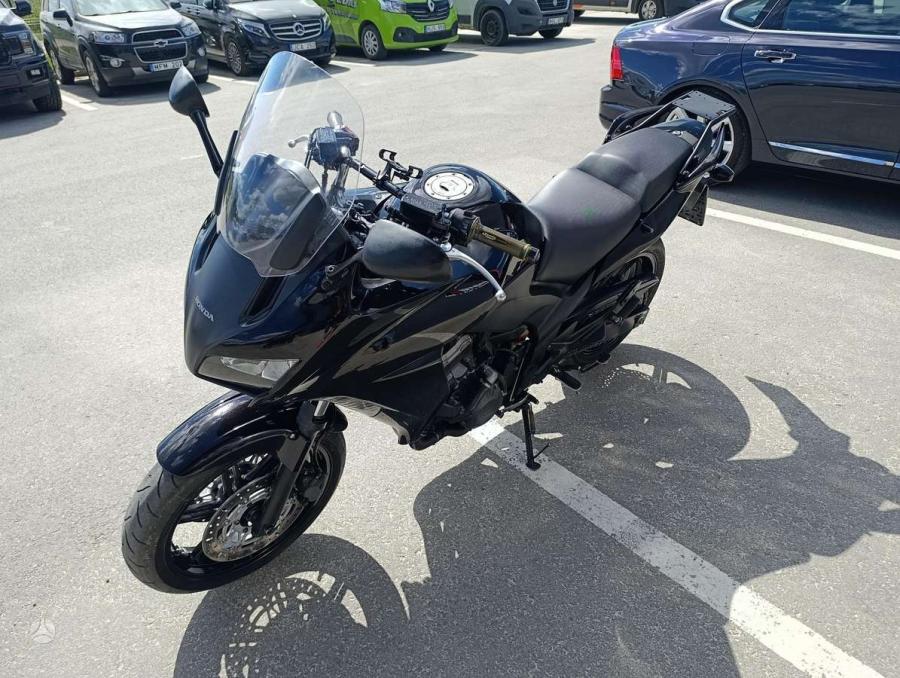 Melns Honda CBF 2011 Šauļi, ar dzinēja tilpumu 1.00 L un nobraukumu 82 tūkst. km par 2900 €, foto 8 vietnē AUTOMOTO.COM.LV