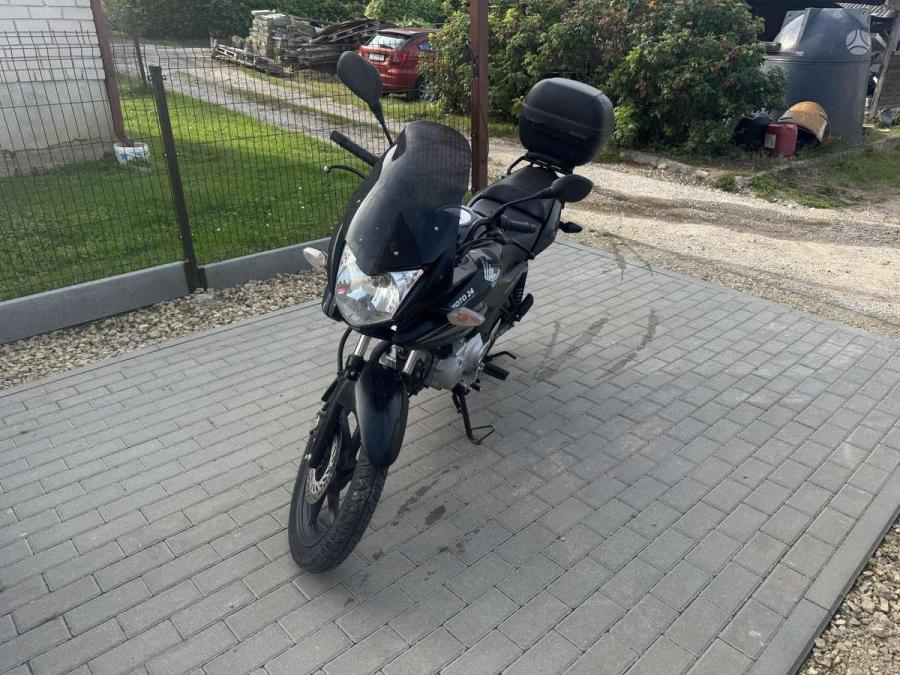 Black Honda CBF 2011 in Vilnius, with an engine capacity of 0.13 L and mileage of 16 thousand km for 1250 €, photo 1 on AUTOMOTO.COM.LV