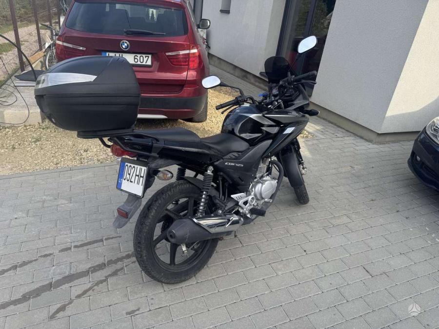 Black Honda CBF 2011 in Vilnius, with an engine capacity of 0.13 L and mileage of 16 thousand km for 1250 €, photo 4 on AUTOMOTO.COM.LV