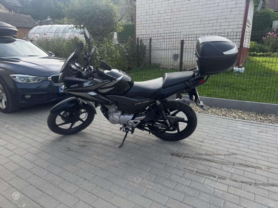 Black Honda CBF 2011 in Vilnius, with an engine capacity of 0.13 L and mileage of 16 thousand km for 1250 €, photo 6 on AUTOMOTO.COM.LV