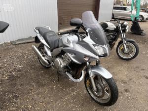 Honda CBF 2008 Kelmė, ar dzinēja tilpumu 1.00 L un nobraukumu 72 tūkst. km par 1730 €, foto  vietnē AUTOMOTO.COM.LV