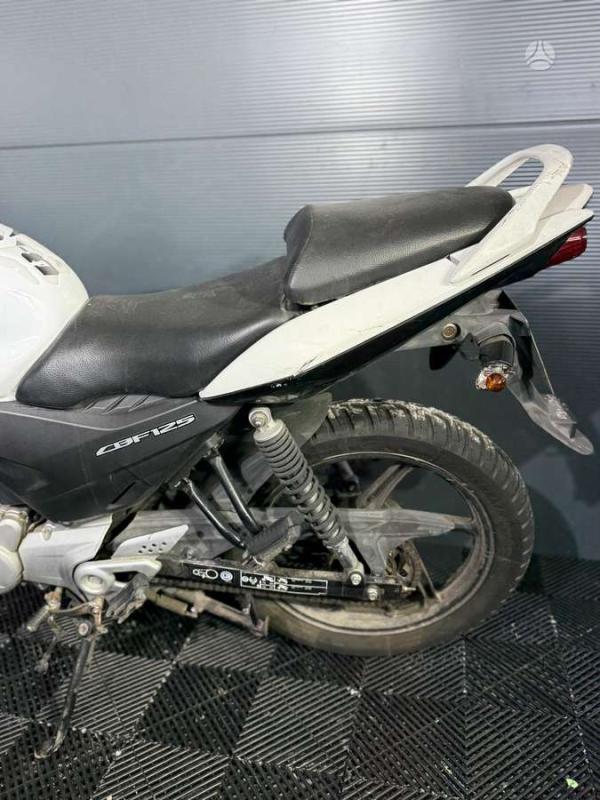 Honda CBF 2012 in Taurage, with an engine capacity of 0.13 L and mileage of 14 thousand km for 1050 €, photo 4 on AUTOMOTO.COM.LV