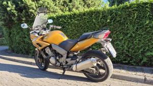 Dzeltens Honda CBF 2008 Kauņa, ar dzinēja tilpumu 1.00 L un nobraukumu 40 tūkst. km par 2750 €, foto  vietnē AUTOMOTO.COM.LV