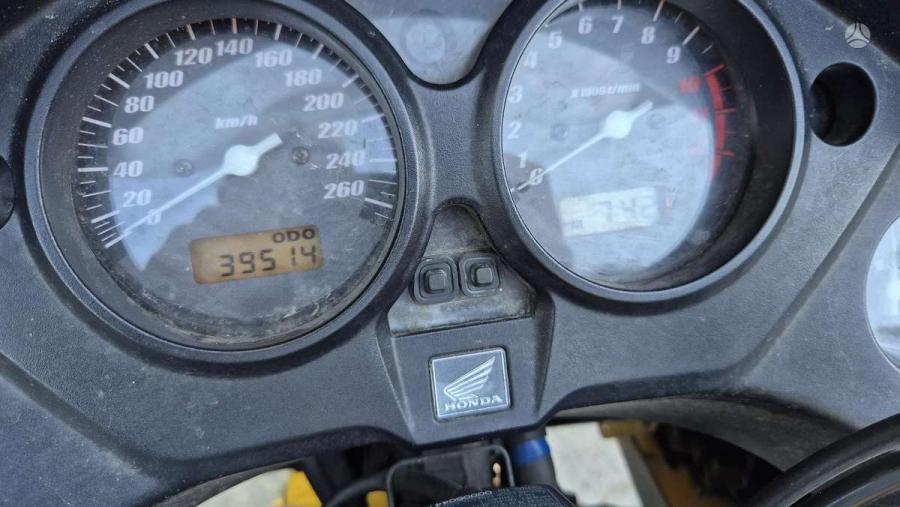 Dzeltens Honda CBF 2008 Kauņa, ar dzinēja tilpumu 1.00 L un nobraukumu 40 tūkst. km par 2750 €, foto 11 vietnē AUTOMOTO.COM.LV