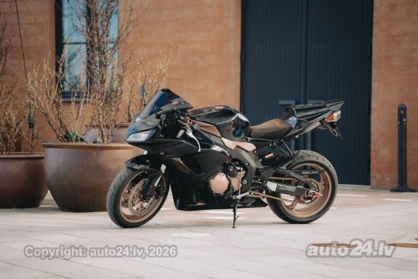 Черный Хонда CBR 1000RR 2006 в Таллин, объемом двигателя 1.00 л и пробегом 51 тыс. км за 7900 €, фото 1 на AUTOMOTO.COM.LV