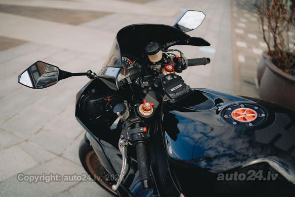 Черный Хонда CBR 1000RR 2006 в Таллин, объемом двигателя 1.00 л и пробегом 51 тыс. км за 7900 €, фото 3 на AUTOMOTO.COM.LV