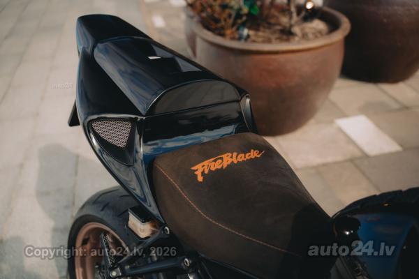 Черный Хонда CBR 1000RR 2006 в Таллин, объемом двигателя 1.00 л и пробегом 51 тыс. км за 7900 €, фото 7 на AUTOMOTO.COM.LV
