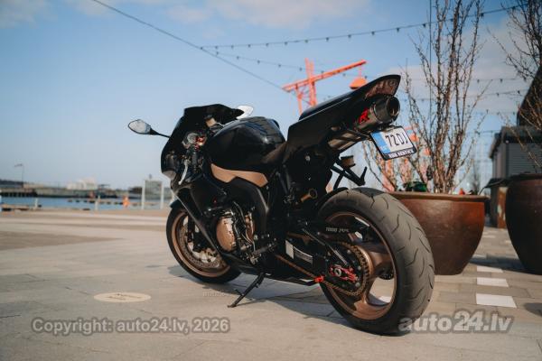 Черный Хонда CBR 1000RR 2006 в Таллин, объемом двигателя 1.00 л и пробегом 51 тыс. км за 7900 €, фото 10 на AUTOMOTO.COM.LV
