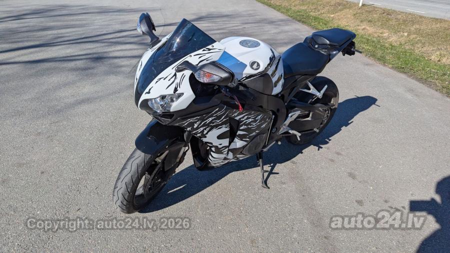Black Honda CBR 1000RR 2010 in Tartu, with an engine capacity of 1.00 L and mileage of 29 thousand km for 6900 €, photo 3 on AUTOMOTO.COM.LV