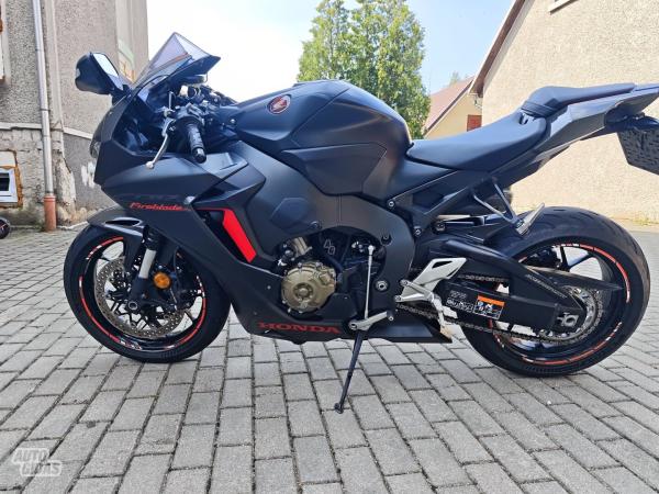 Black Honda CBR 1000RR 2017 in Klaipeda, with an engine capacity of 1.00 L and mileage of 18 thousand km for 10500 €, photo 1 on AUTOMOTO.COM.LV