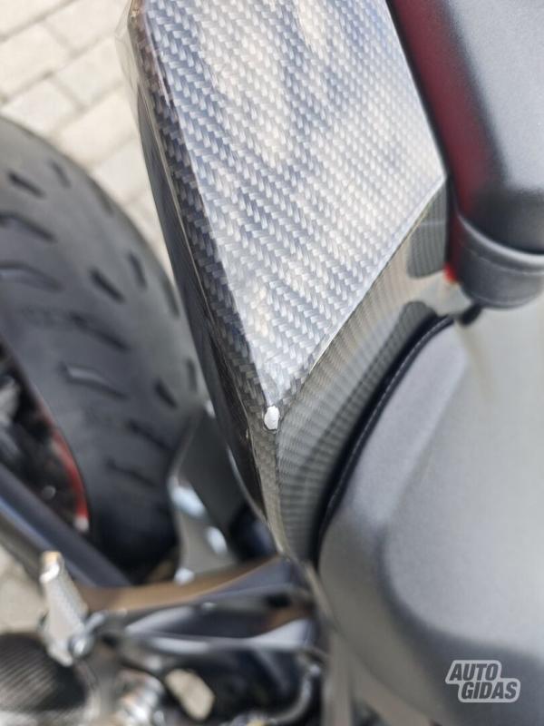 Black Honda CBR 1000RR 2017 in Klaipeda, with an engine capacity of 1.00 L and mileage of 18 thousand km for 10500 €, photo 3 on AUTOMOTO.COM.LV