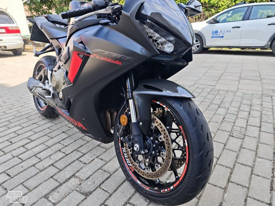 Black Honda CBR 1000RR 2017 in Klaipeda, with an engine capacity of 1.00 L and mileage of 18 thousand km for 10500 €, photo 6 on AUTOMOTO.COM.LV