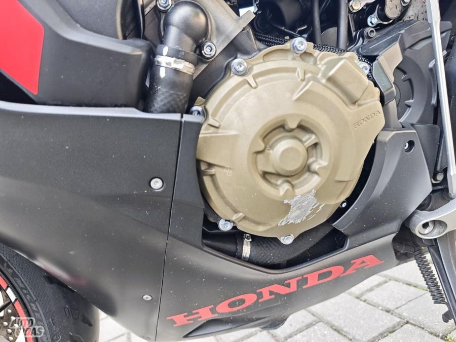 Black Honda CBR 1000RR 2017 in Klaipeda, with an engine capacity of 1.00 L and mileage of 18 thousand km for 10500 €, photo 9 on AUTOMOTO.COM.LV