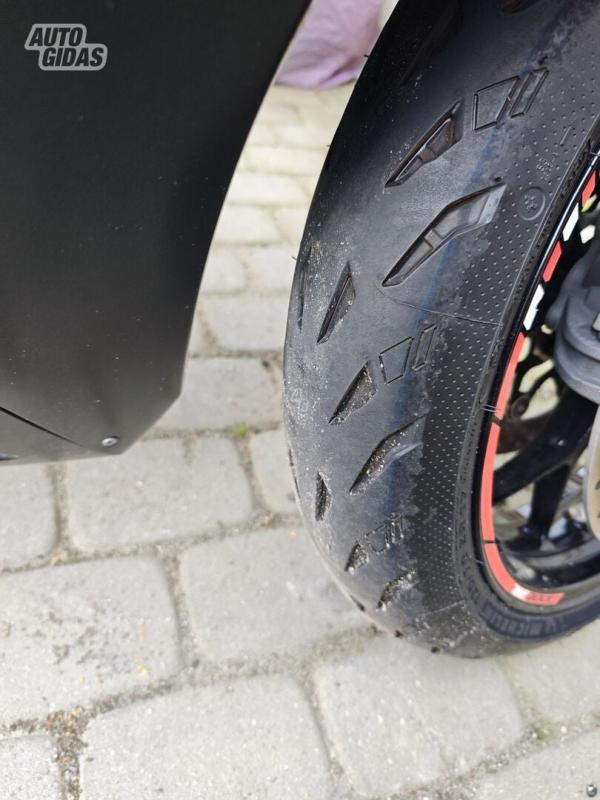 Black Honda CBR 1000RR 2017 in Klaipeda, with an engine capacity of 1.00 L and mileage of 18 thousand km for 10500 €, photo 9 on AUTOMOTO.COM.LV