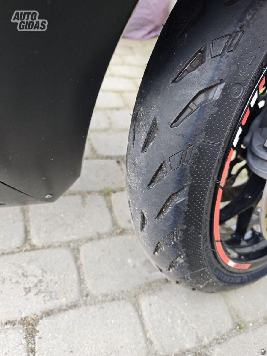 Black Honda CBR 1000RR 2017 in Klaipeda, with an engine capacity of 1.00 L and mileage of 18 thousand km for 10500 €, photo 10 on AUTOMOTO.COM.LV