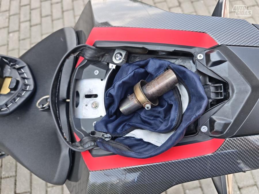Black Honda CBR 1000RR 2017 in Klaipeda, with an engine capacity of 1.00 L and mileage of 18 thousand km for 10500 €, photo 12 on AUTOMOTO.COM.LV