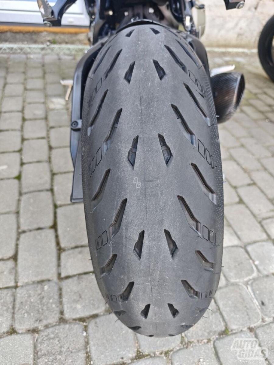 Black Honda CBR 1000RR 2017 in Klaipeda, with an engine capacity of 1.00 L and mileage of 18 thousand km for 10500 €, photo 13 on AUTOMOTO.COM.LV