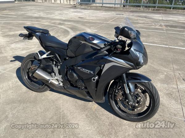 Grey Honda CBR 1000RR 2009 in Parnu, with an engine capacity of 1.00 L and mileage of 30 thousand km for 6400 €, photo 1 on AUTOMOTO.COM.LV