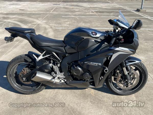 Grey Honda CBR 1000RR 2009 in Parnu, with an engine capacity of 1.00 L and mileage of 30 thousand km for 6400 €, photo 2 on AUTOMOTO.COM.LV