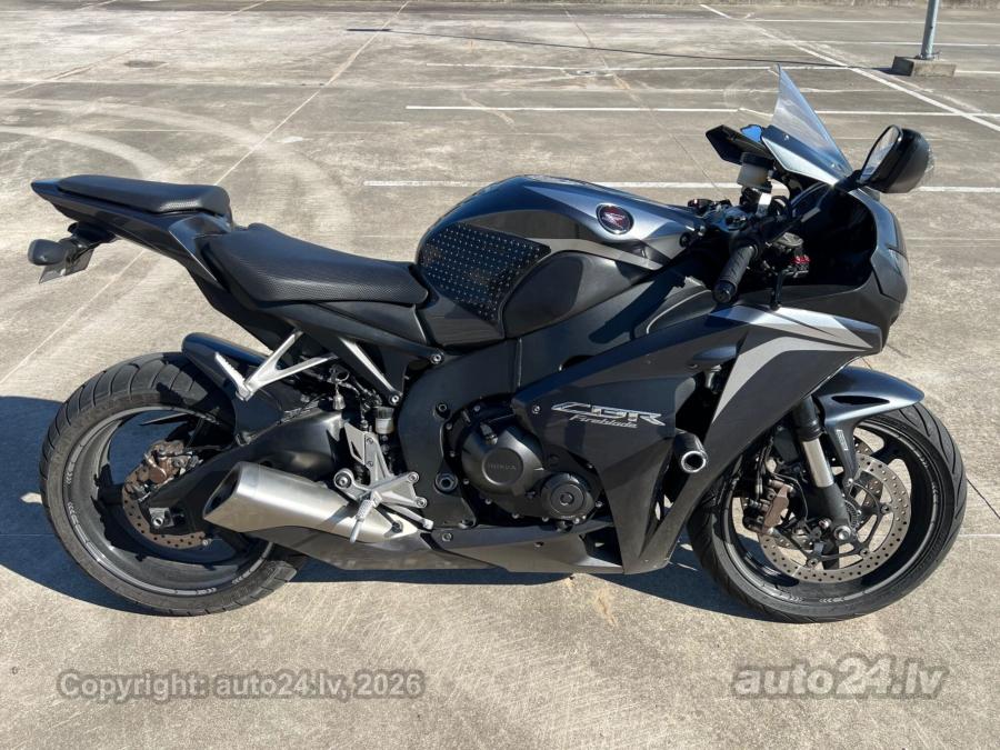 Grey Honda CBR 1000RR 2009 in Parnu, with an engine capacity of 1.00 L and mileage of 30 thousand km for 6400 €, photo 3 on AUTOMOTO.COM.LV