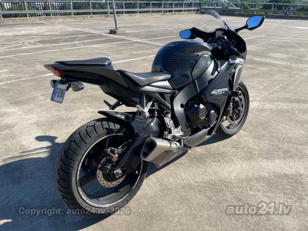 Grey Honda CBR 1000RR 2009 in Parnu, with an engine capacity of 1.00 L and mileage of 30 thousand km for 6400 €, photo 3 on AUTOMOTO.COM.LV
