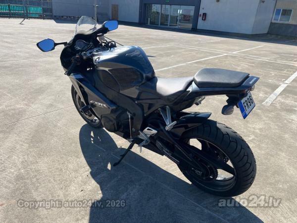 Grey Honda CBR 1000RR 2009 in Parnu, with an engine capacity of 1.00 L and mileage of 30 thousand km for 6400 €, photo 4 on AUTOMOTO.COM.LV