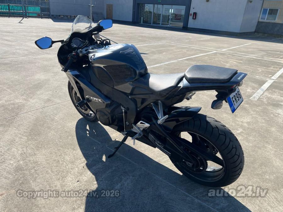 Grey Honda CBR 1000RR 2009 in Parnu, with an engine capacity of 1.00 L and mileage of 30 thousand km for 6400 €, photo 5 on AUTOMOTO.COM.LV