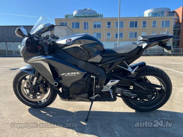 Grey Honda CBR 1000RR 2009 in Parnu, with an engine capacity of 1.00 L and mileage of 30 thousand km for 6400 €, photo 5 on AUTOMOTO.COM.LV