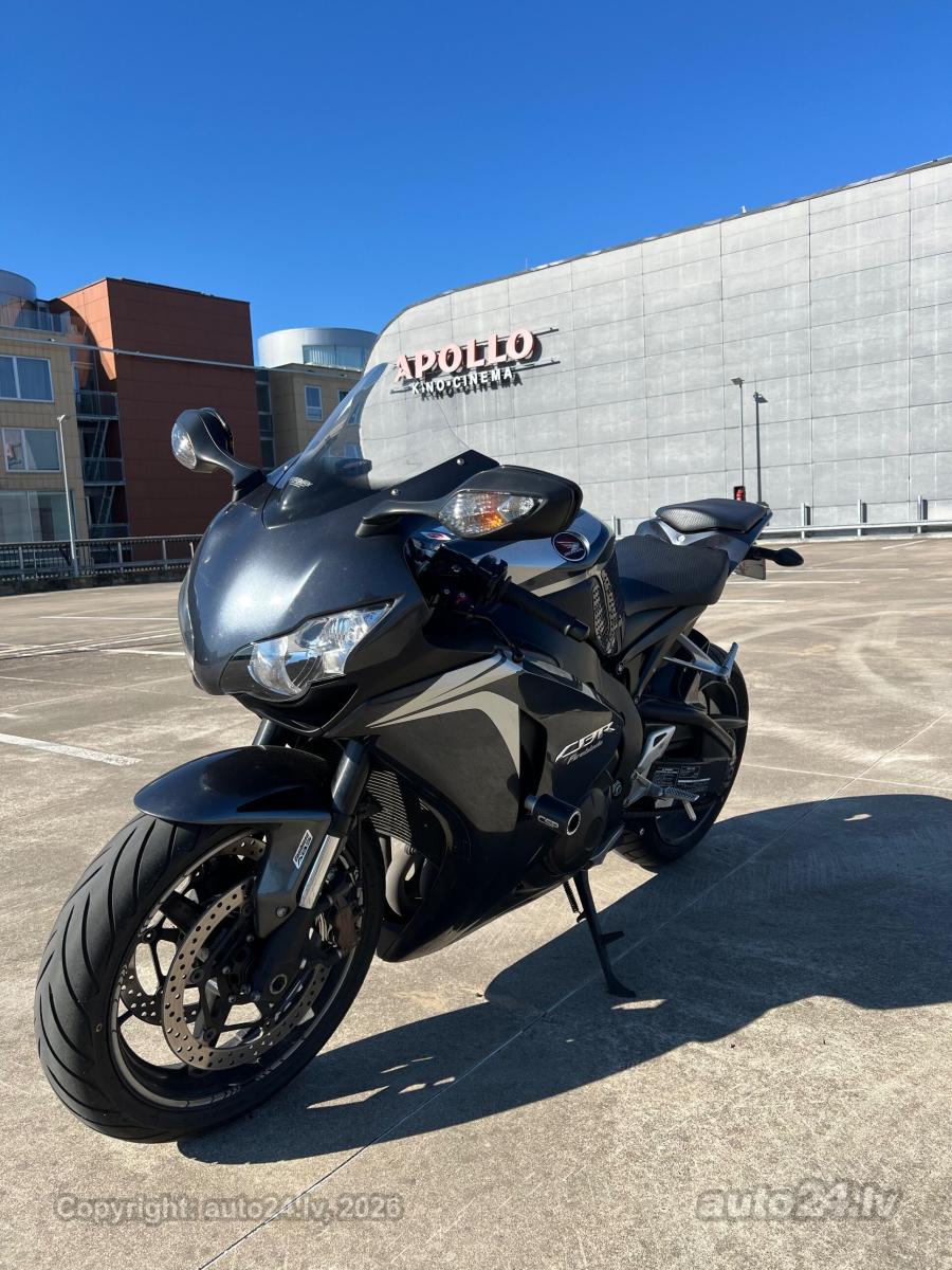 Grey Honda CBR 1000RR 2009 in Parnu, with an engine capacity of 1.00 L and mileage of 30 thousand km for 6400 €, photo 7 on AUTOMOTO.COM.LV