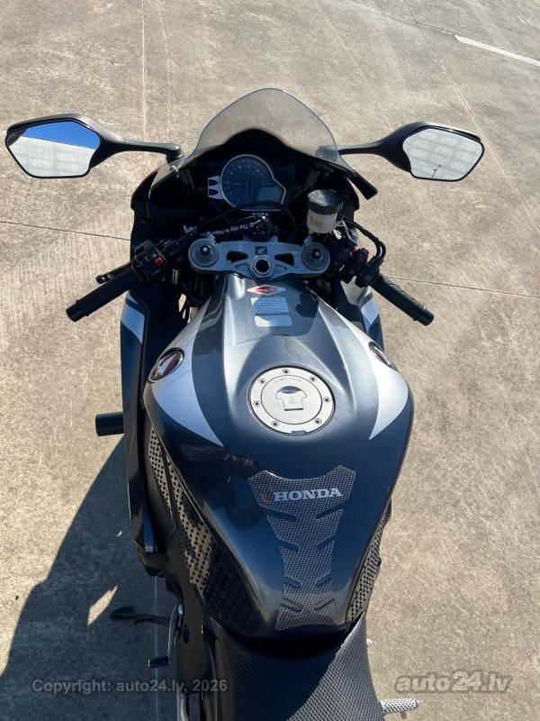 Grey Honda CBR 1000RR 2009 in Parnu, with an engine capacity of 1.00 L and mileage of 30 thousand km for 6400 €, photo 7 on AUTOMOTO.COM.LV