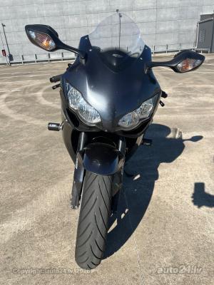 Grey Honda CBR 1000RR 2009 in Parnu, with an engine capacity of 1.00 L and mileage of 30 thousand km for 6400 €, photo 9 on AUTOMOTO.COM.LV
